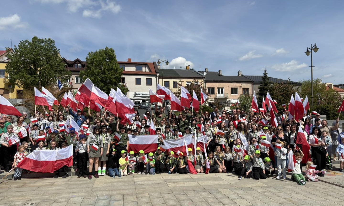 Święto flagi z harcerzami. Na Rynku rozdawali biało-czerwone flagi ...